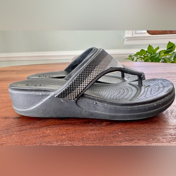 CROCS | Shoes | Crocs Monterey Black Silver Metallic Strap Wedge Flip ...